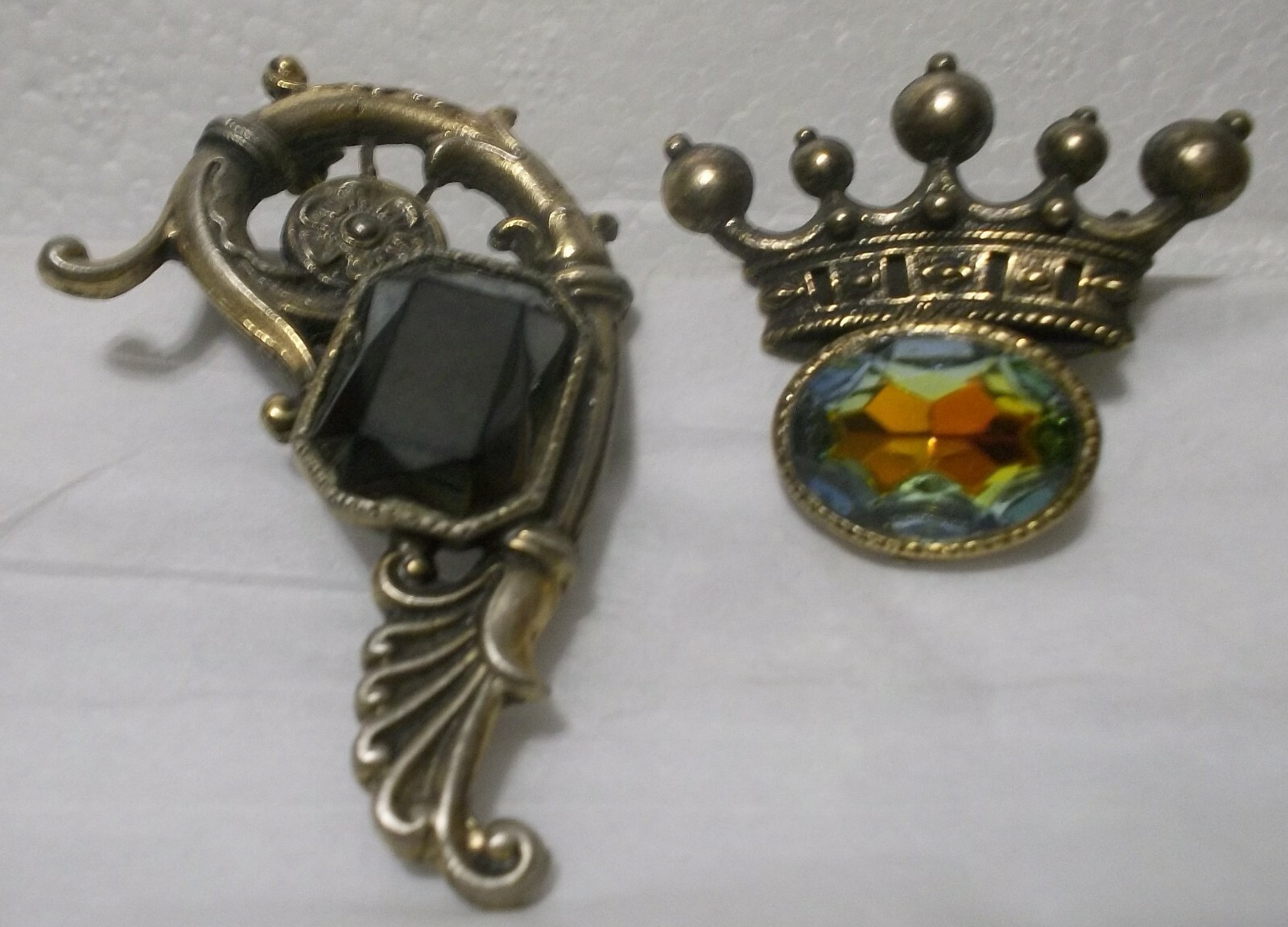 VINTAGE 2 BROOCHES AUROA BOREALIS CROWN & HEMATITE OR… - Gem