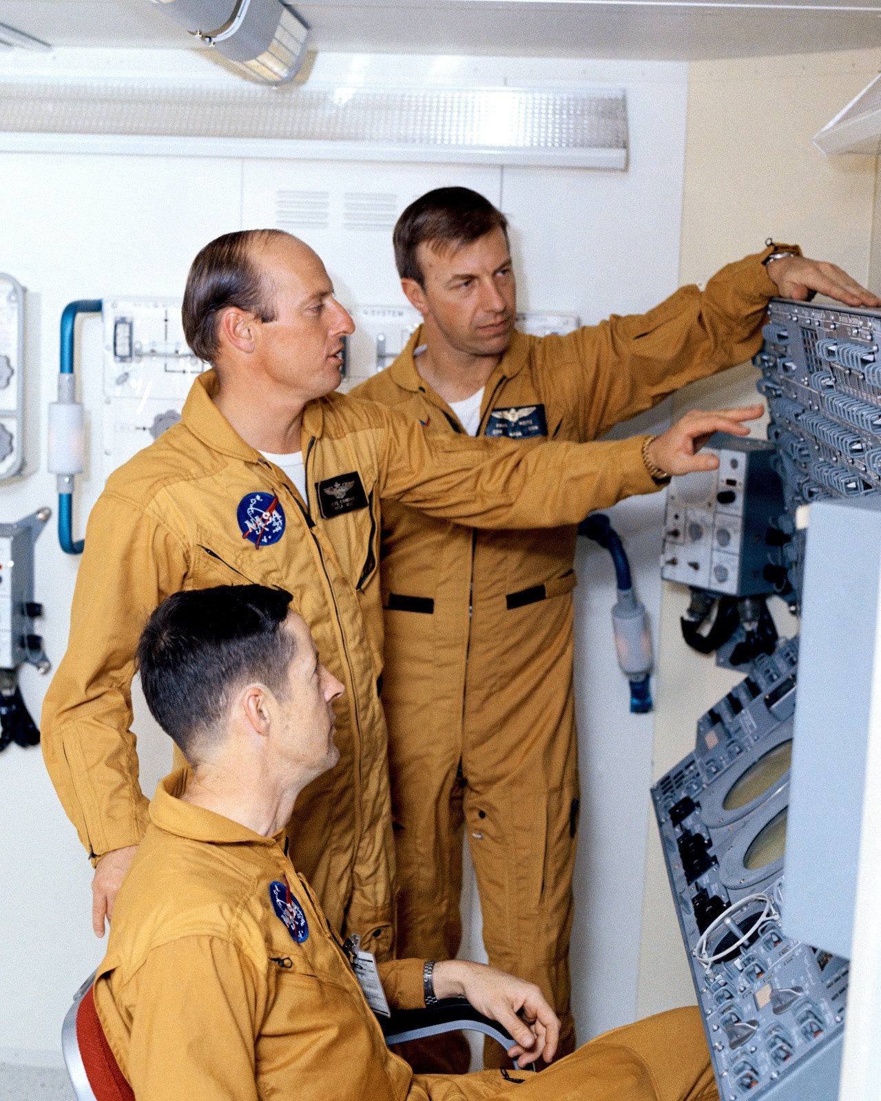 SKYLAB 2 CREW DURING OPEN HOUSE MANNED SPACECRAFT CTR - 8X10 NASA PHOTO ...