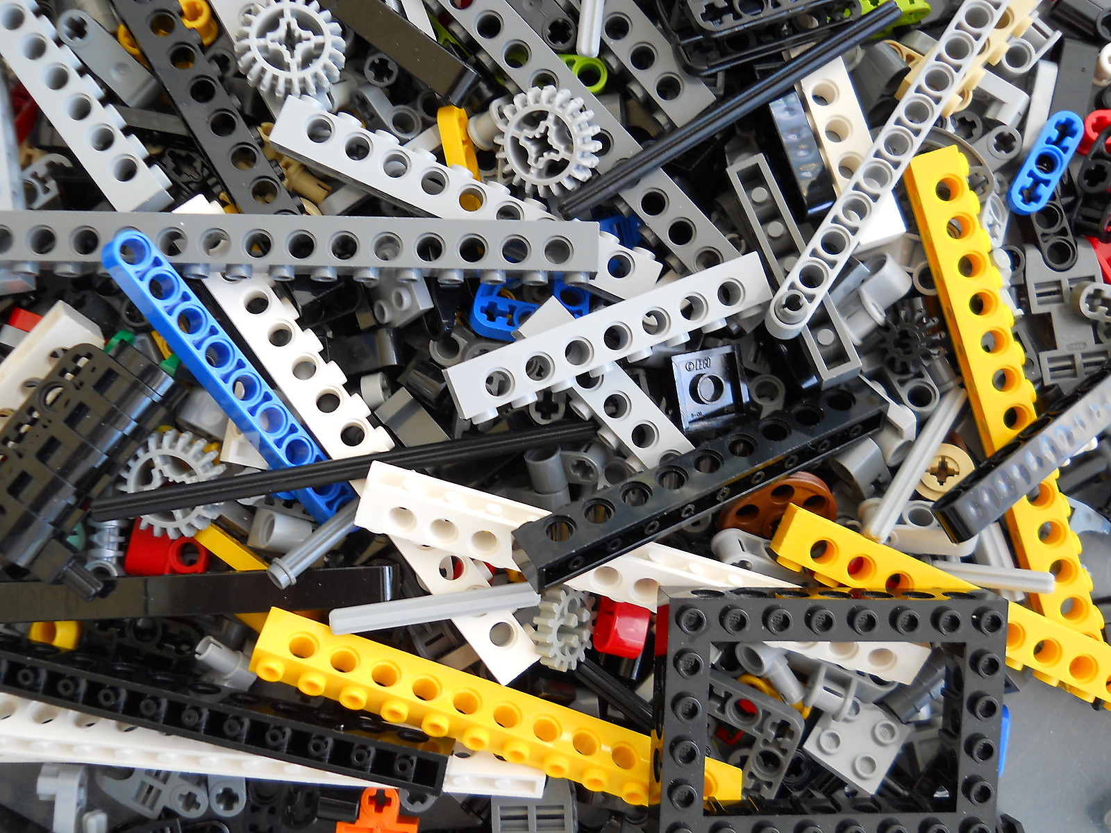 Lego Technic Lot of 100 Pieces Beams NXT Connectors Gears Axels ...