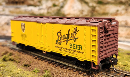 HO Scale 40 foot Berghoff Beer Billboard Reefer #ART 700 w/ Kadee ...