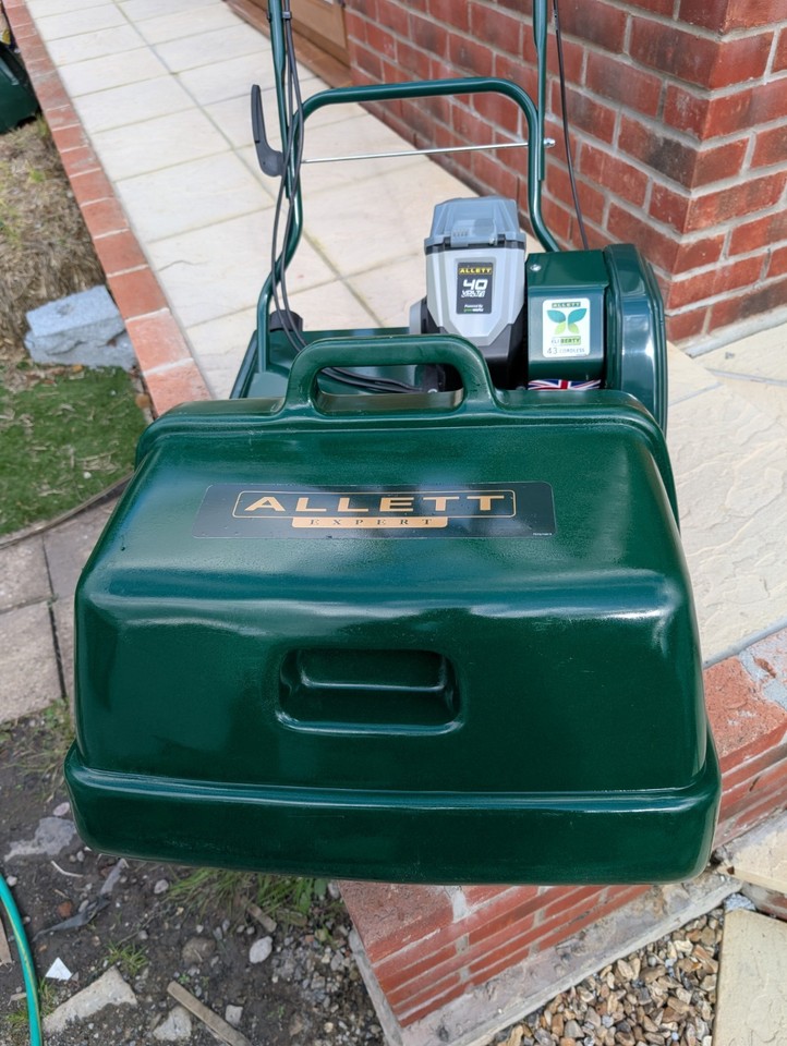 MINT Allett Liberty 43 Cylinder Mower Battery Powered. Kensington Atco ...
