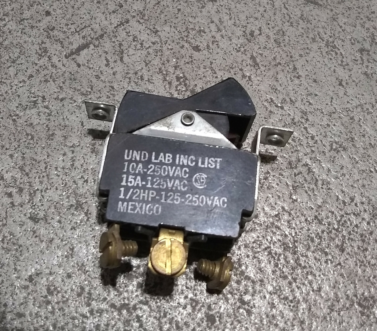 2pc UND LAB Switch 1/2 HP 15A 125 10A 250 w/Light | eBay