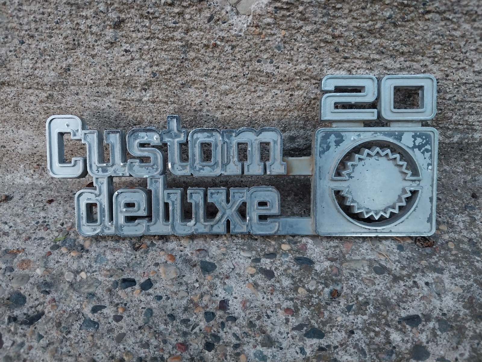 CHEVY CUSTOM DELUXE 20 TRUCK EMBLEM OEM FENDER BADGE USER 73-80 3/4 TON ...