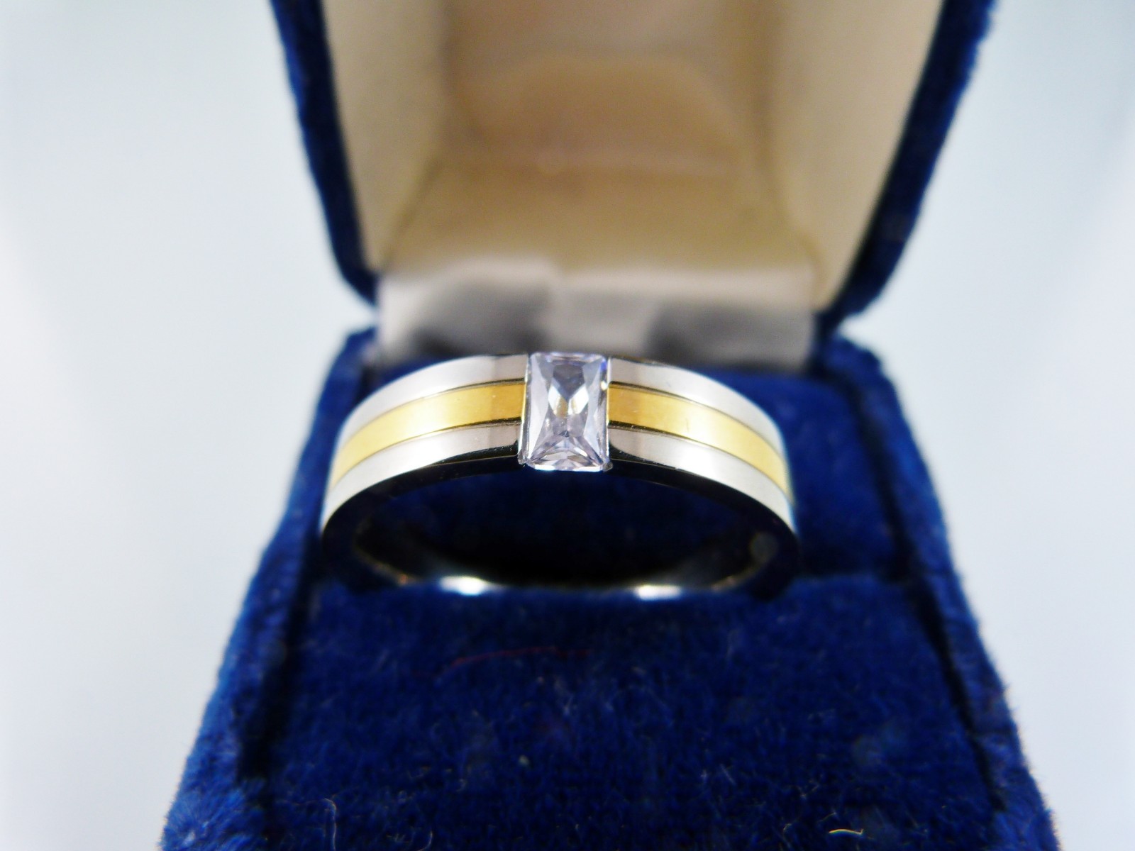 TITANIUM & GOLD WITH ZIRCON CRYSTAL MENS RING SIZE 12 1/4 WEDING OR ...