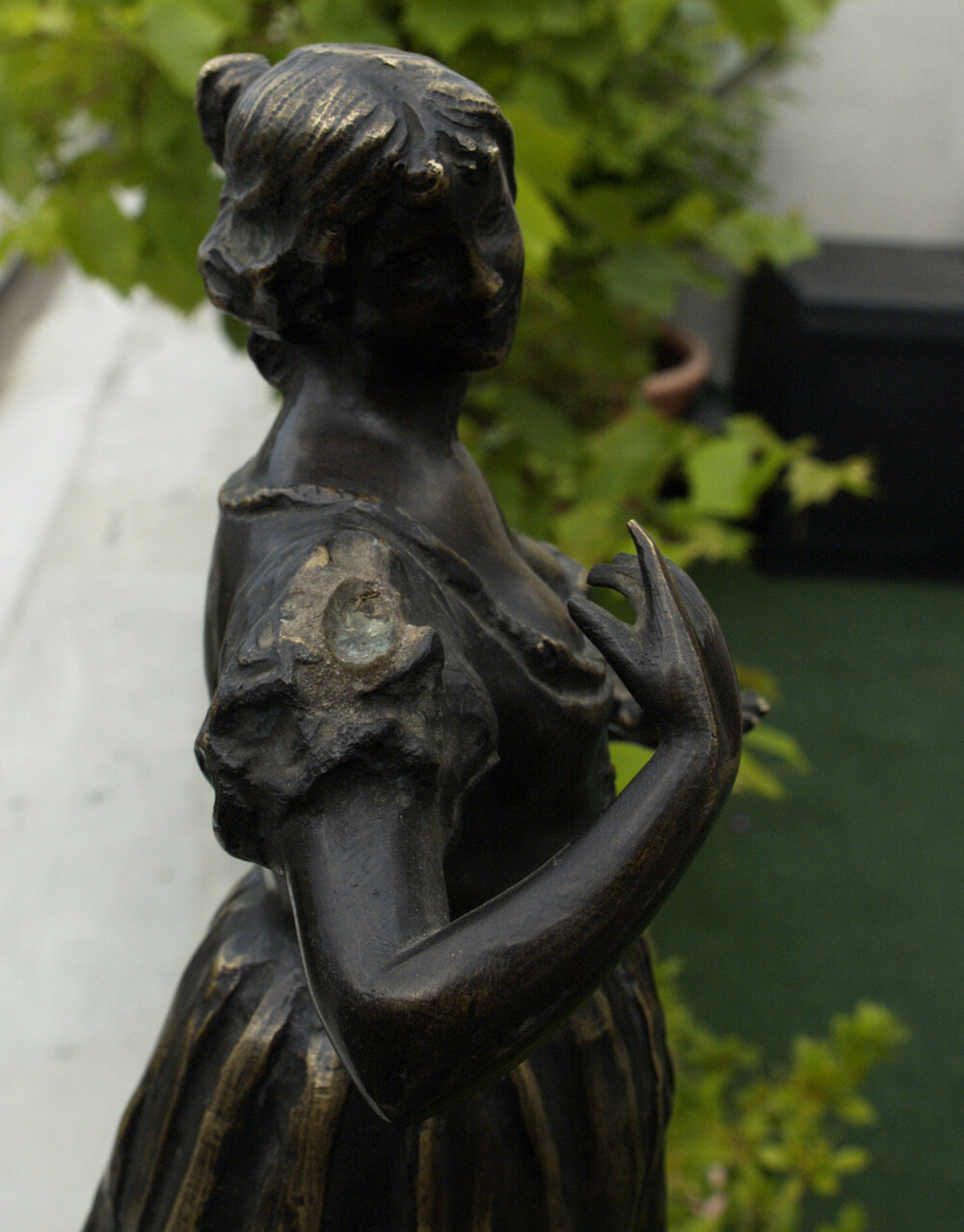 Ungarisches Mädchen. Grosse Bronsefigur, 39 cm. Sign.: Wieuis. Wienis ...