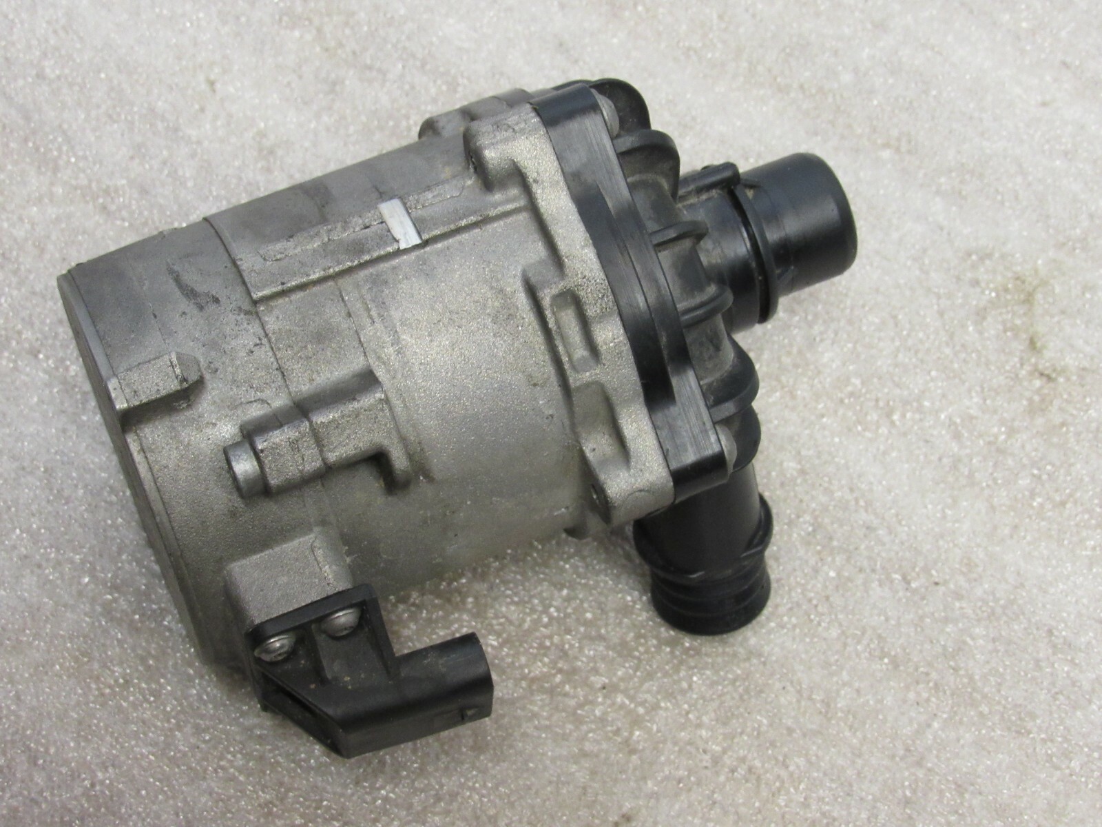 12-2019 BMW F10 M5 F06 F12 F13 M6 S63N RADIATOR AUXILIARY WATER PUMP ...