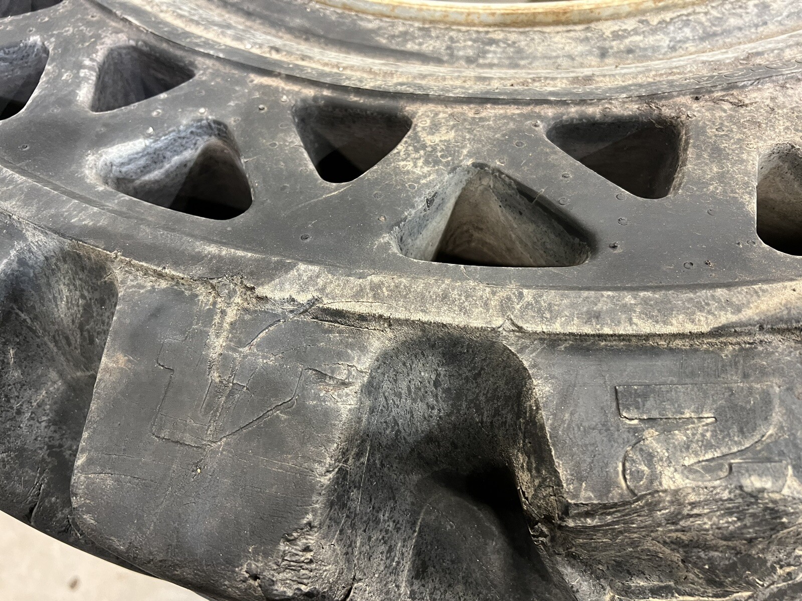 14.00-24 Used Solid Boss Solid Tires and Wheels for JLG, Skytrak ...