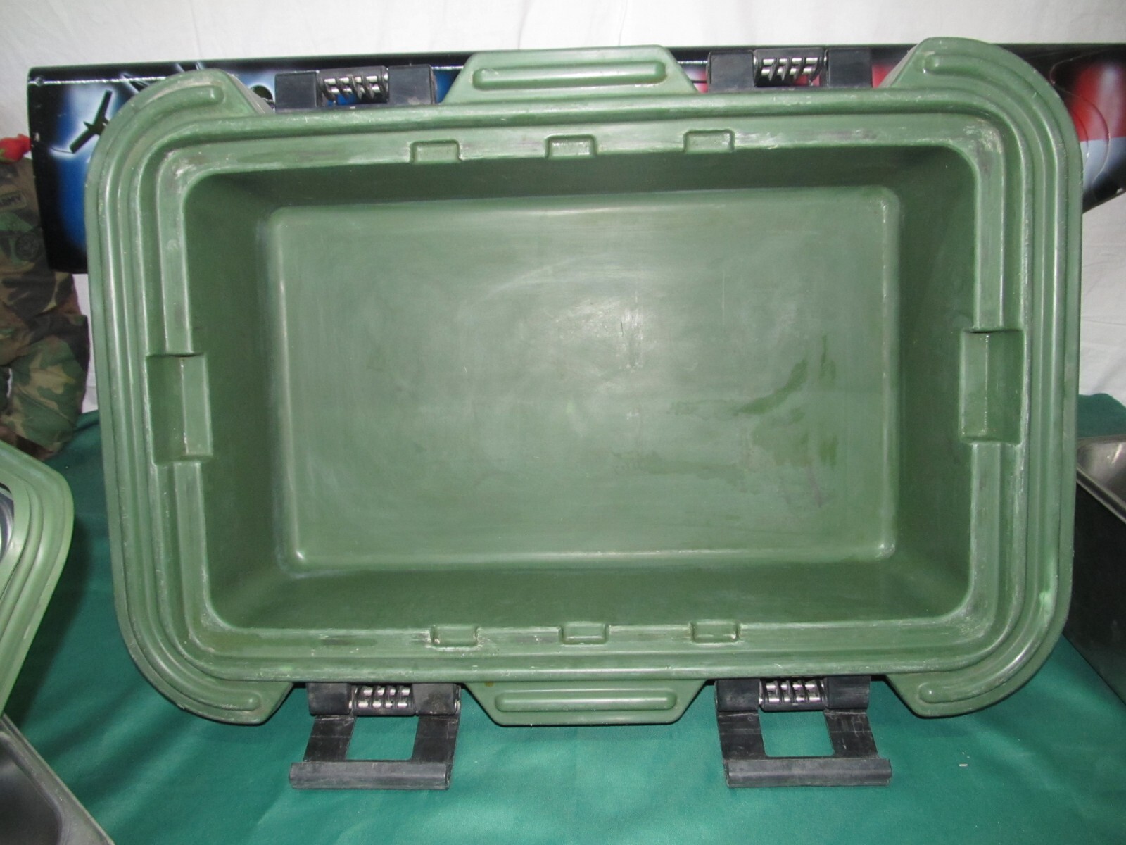 Cambro 180MPC Food Carrier Container With Stainless Inserts With Lids ...