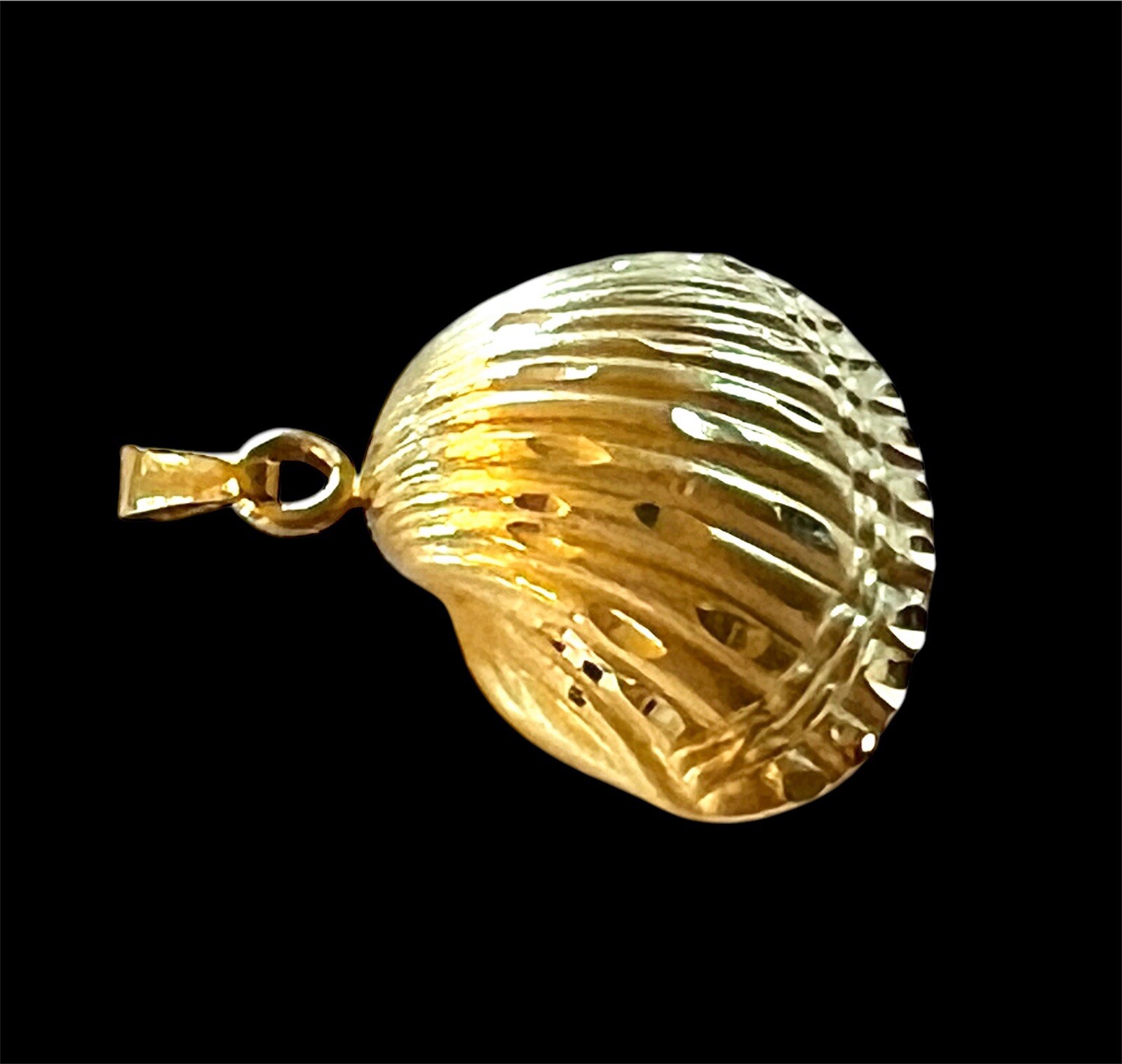 14K Gold Scallop Shell Pendant Exceptional Quality An… - Gem