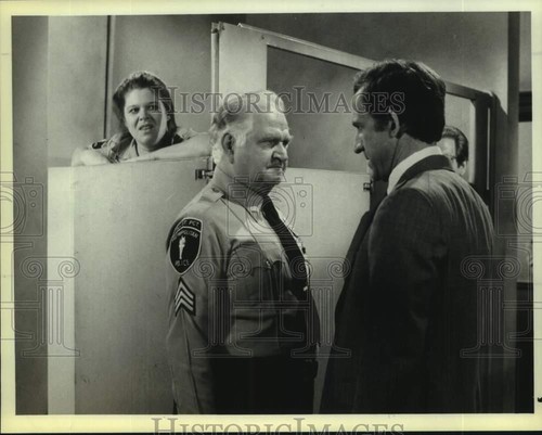 1985 Press Photo Actor Robert Prosky with co-stars in "Hill Street ...