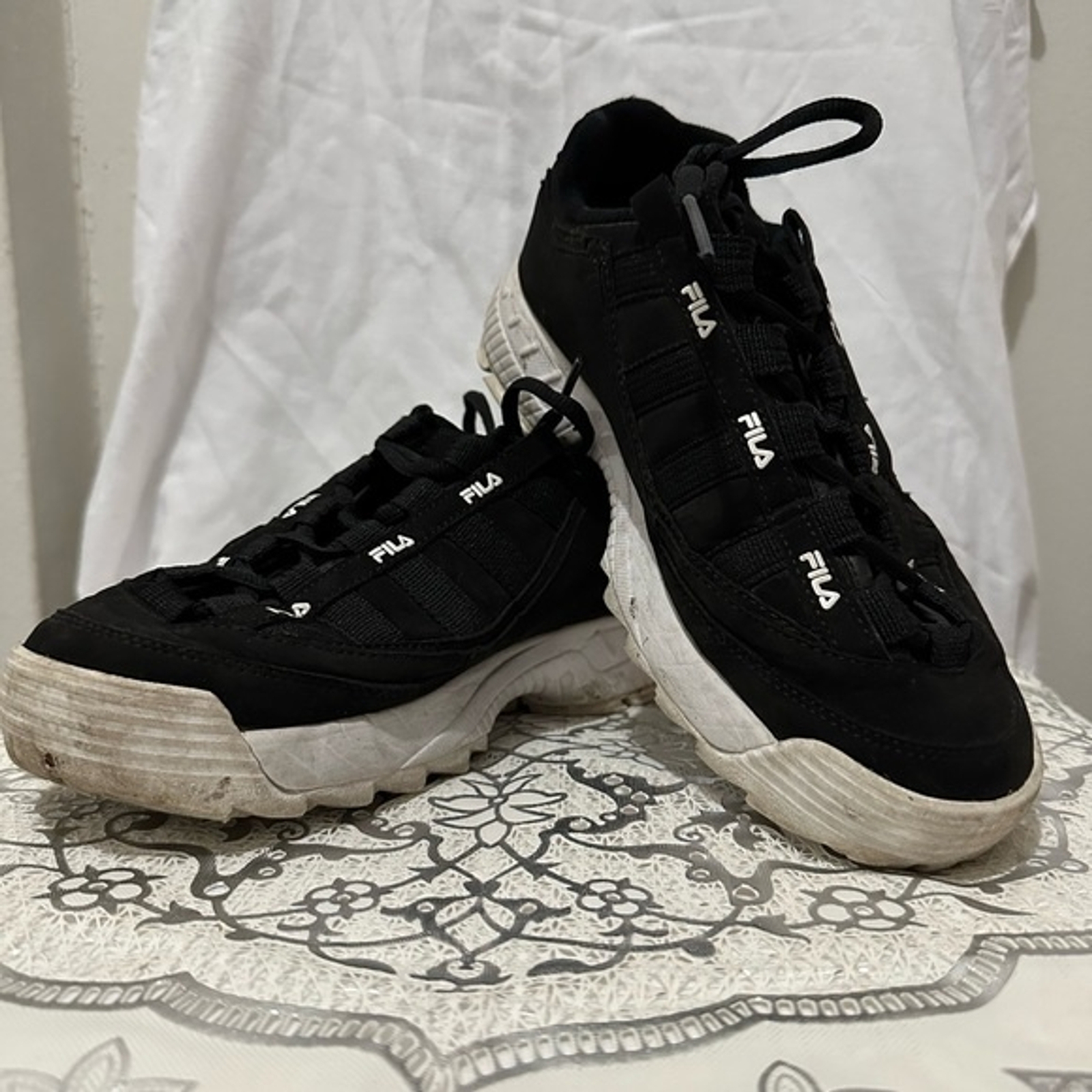 Fila chunky sole black and white sneakers size 8 - Gem