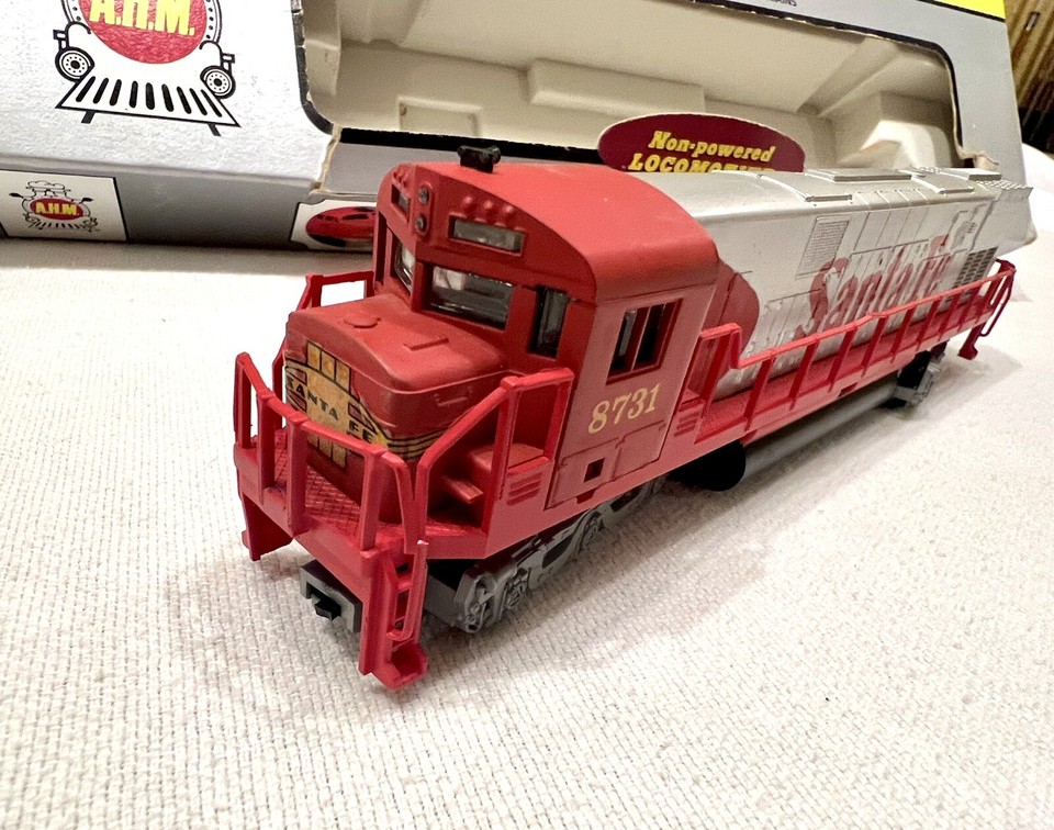 AHM HO Scale Santa Fe C628 Diesel Locomotive Set - Powered & Nonpowered ...