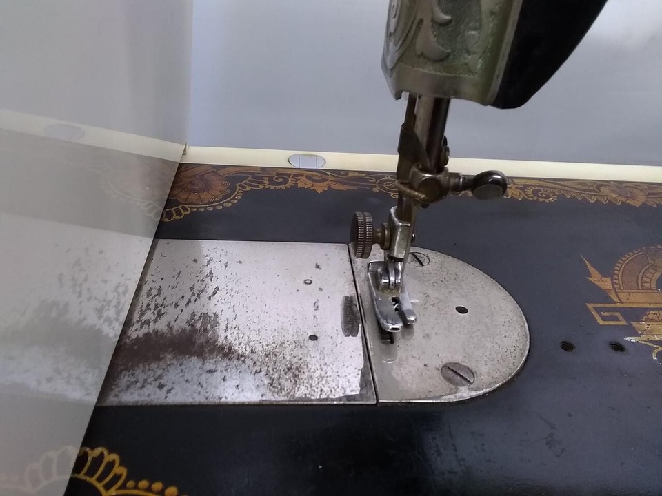 SINGER Antique Sewing Machine Y6847246 Customize with foot pedals ...