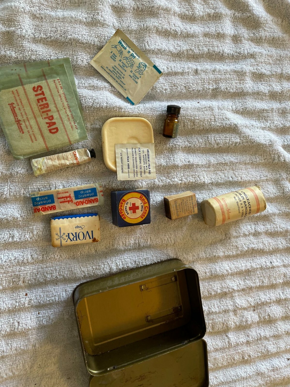 BOY SCOUTS OF AMERICA Official First Aid Kit TIN Johnson & Johnson w ...