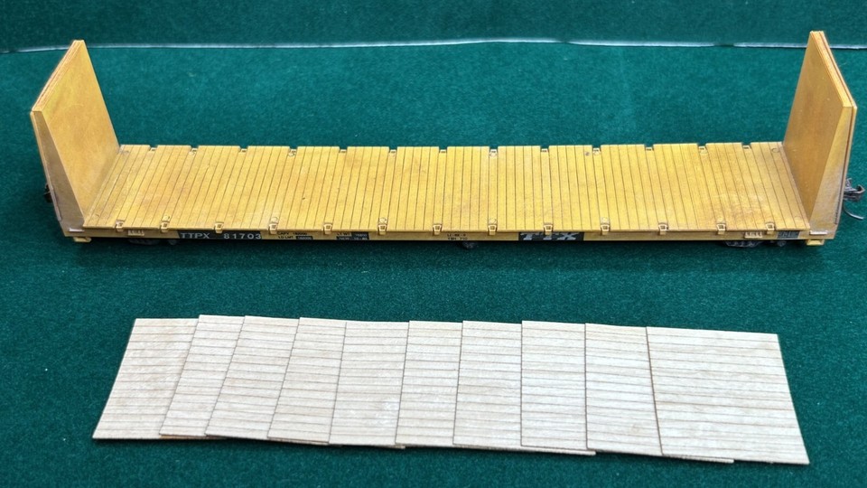 HO Scale 5 pcs Wood Decking Roundhouse 60ft Bulkhead Flat Car Railcar ...
