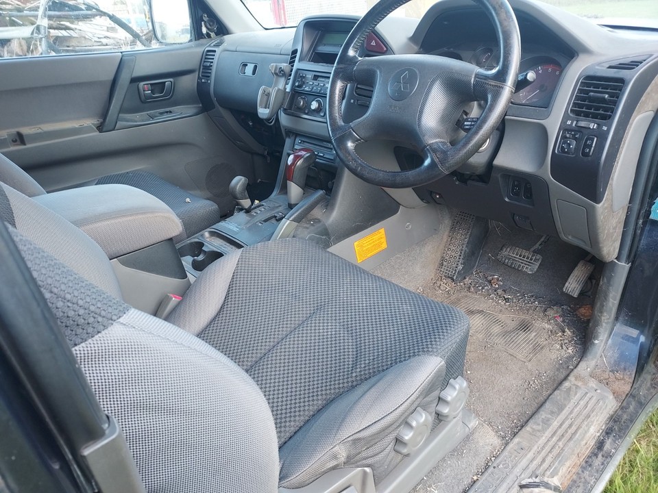 mitsubishi shogun swb 02 for off road or export no brakes no mot not ...