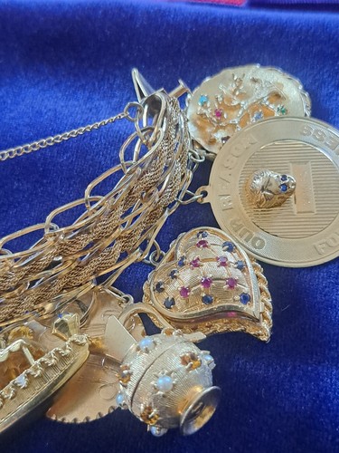 14kt vintage retro gold charm bracelet with 14kt and 18kt charms... 118 ...