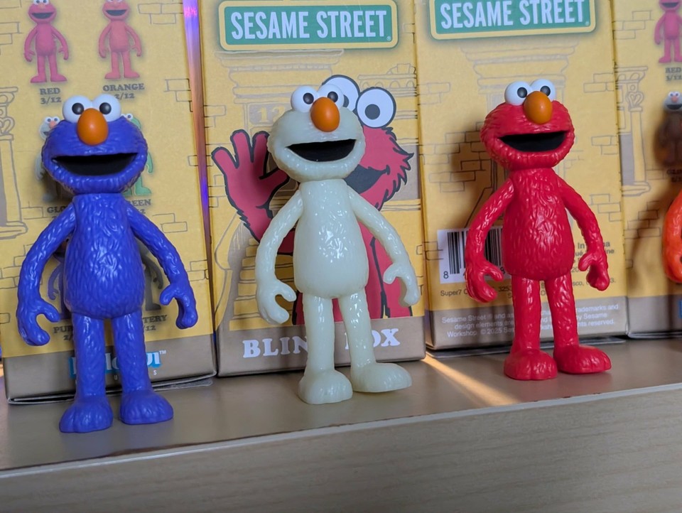 Super 7 Reaction Sesame Street Blind Box 5 color Elmo with Glow in the ...