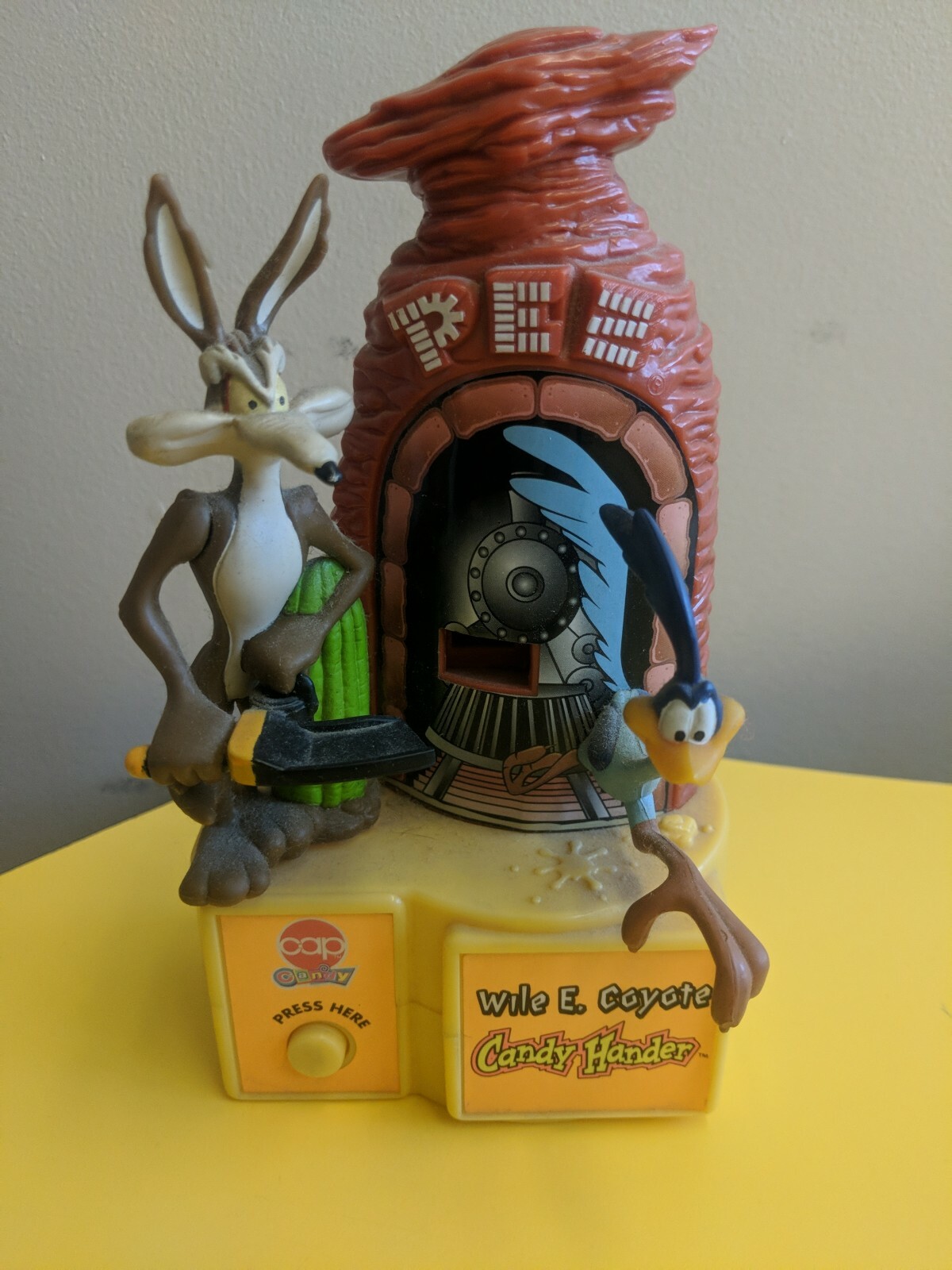 PEZ Collectible WILE COYOTE Candy Hander Road Runner LOONEY TUNES ...