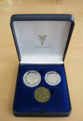 NETHERLANDS 1980 Queen Beatrix Coronation Coins set & Token In Mint Box ...