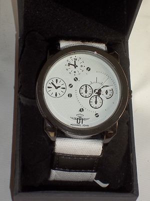 MONTRE MICHAEL JOHN - FOURNI AVEC SA BOITE + 1 PILE OFFERTE - PRODUIT ...