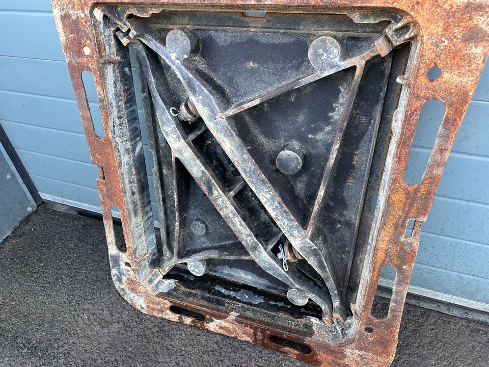 Wrekin D400 Highway Double Triangle Manhole Cover 750x600x100mm 40 T @£ ...