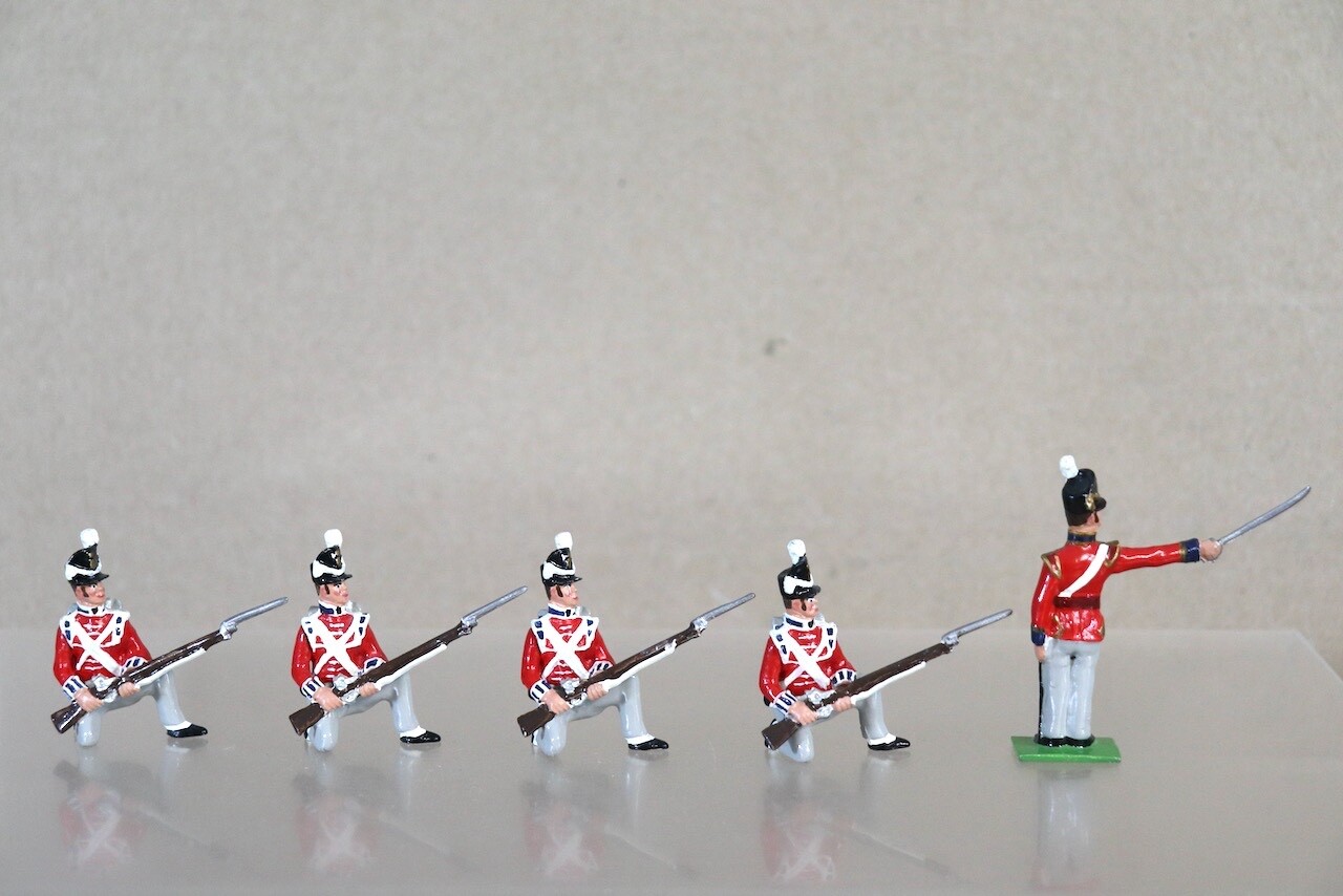 TRADITION of LONDON NAPOLEONIC BRITISH COLDSTREAM GUARDS KNEELING READY ...