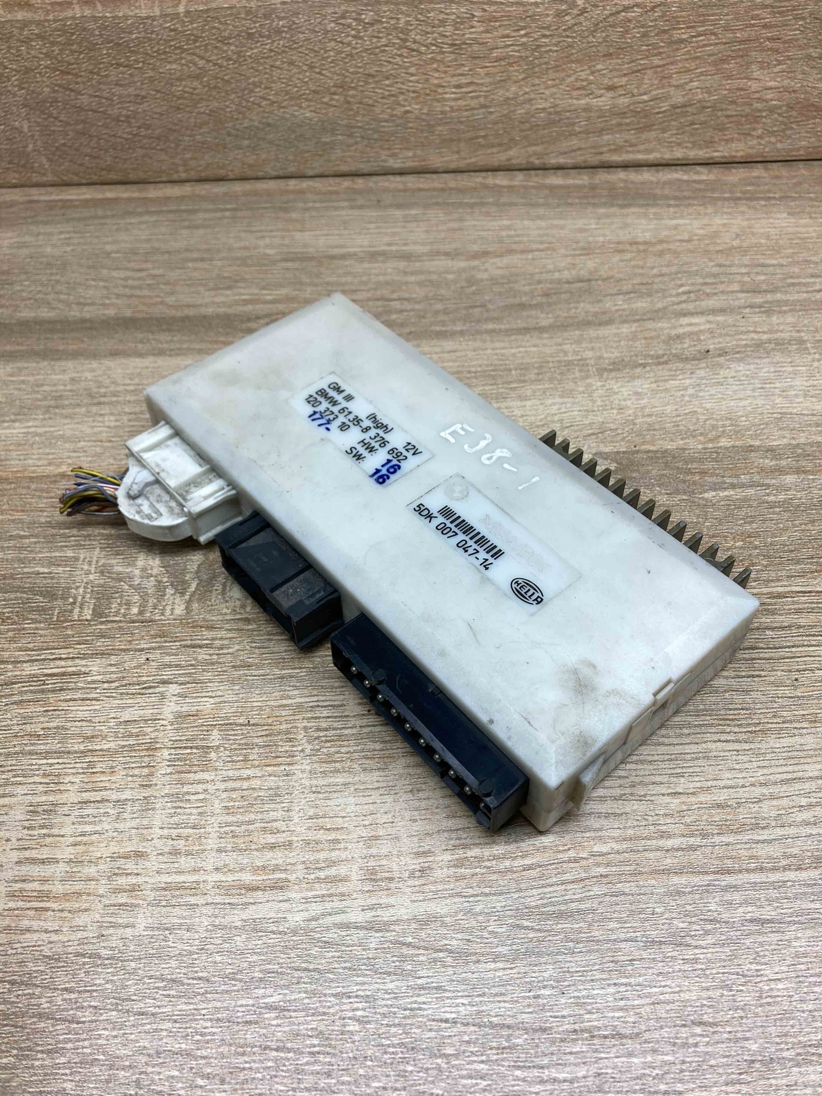 8376692 5DK007047 Hella BMW E38 7 Série Corps Contrôle Module Raccord ...
