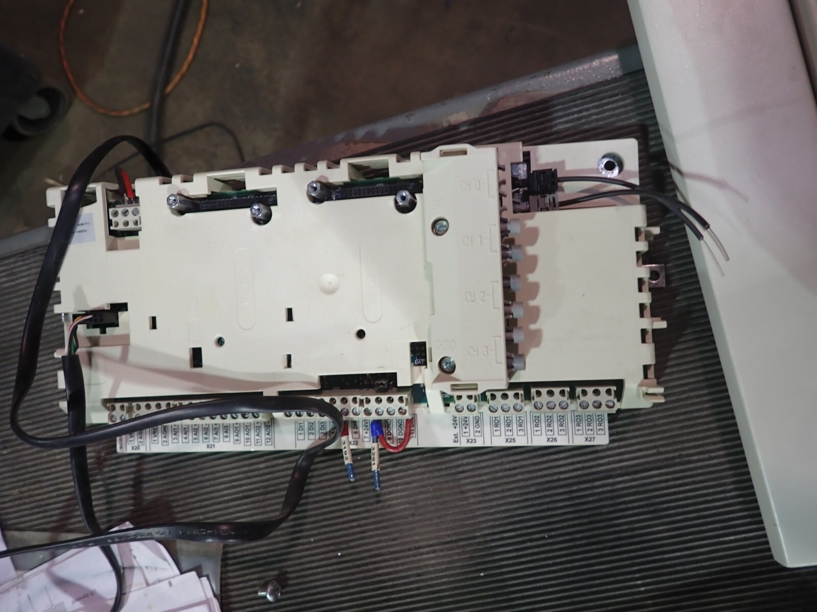 ABB 250 HP VFD AC Drive ACS800-U4-0260-5+P901 291A 480 volt -Powered on ...