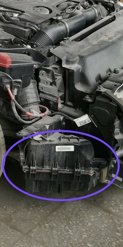 Jaguar F-Type V8 (5.0 L) Air Intake Cleaner Filter Box. Right side ...