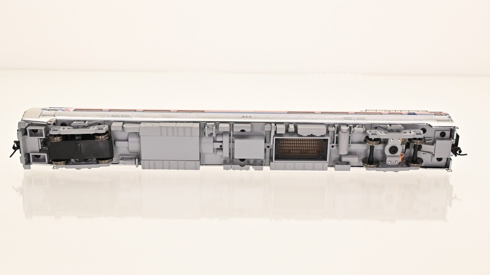 Walthers Proto 85' Budd Metroliner Snack Bar Coach Amtrak Ph1 864 HO ...
