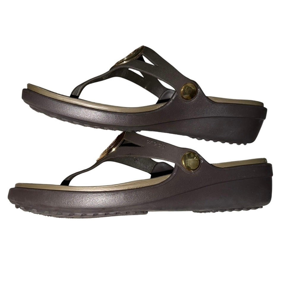 CROCS - WOMENS 7 SANRAH LIQUID METALLIC BROWN GOLD WEDGE FLIP FLOP ...