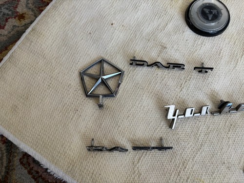 MOPAR 20 PIECE NOS NEW USED EMBLEM & NAMEPLATE LOT / DODGE PLYMOUTH ...