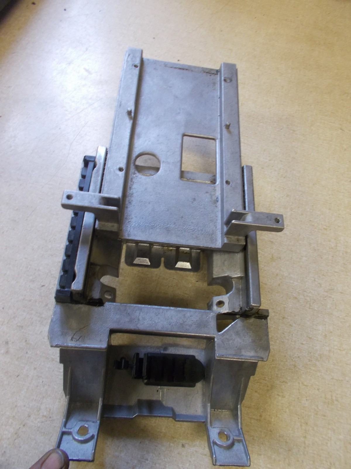 BMW HY-210845-1/803635-C Center Console Armrest Slider Bracket GD ...