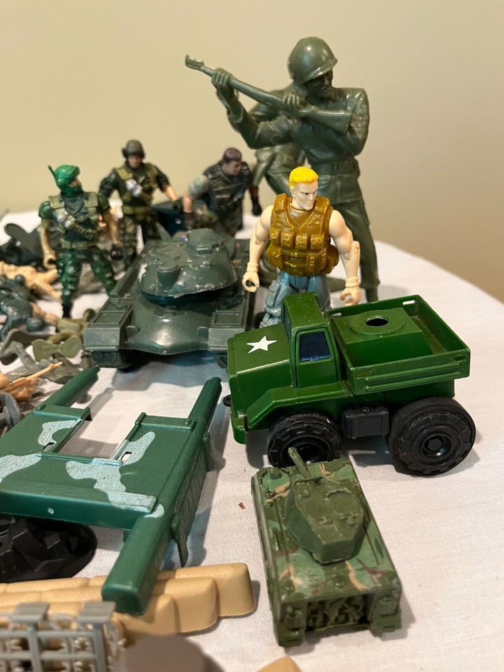 HUGE LOT OF PLASTIC ARMY MEN TANK 6 SOLDIERS AND ACCESSORIES | eBay