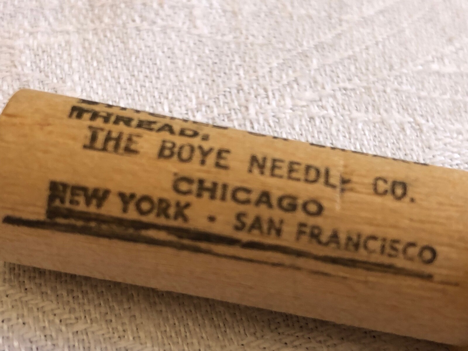 VTG THE BOYE BRAND NEEDLE CO. CHICAGO WOOD CANISTER & 5 MACHINE NEEDLES ...