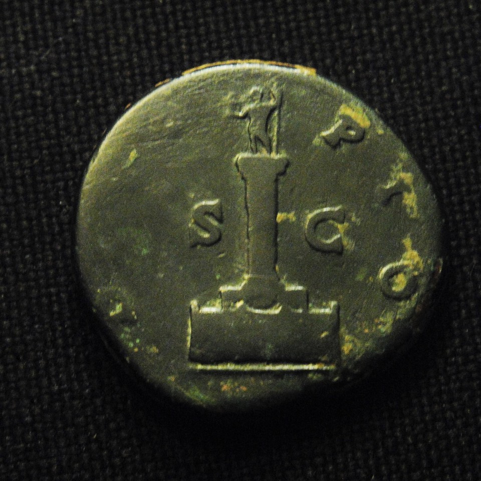 Æ Sestertius DIVVS ANTONINVS Rv DIVO PIO Column 24.32 grs 31-2mm Post ...