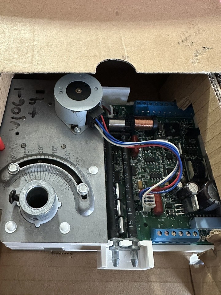 SCHNEIDER ELECTRIC MNB-V2-2 BACNET VAV Controller Used In Box Still ...