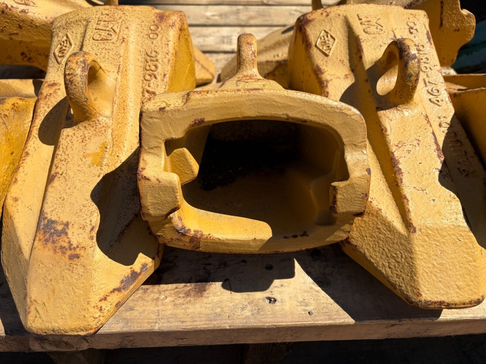 Lot of 8 OEM Cat 467-9816 Bucket Teeth EXCAVATOR 330D 349E 349E 990H ...