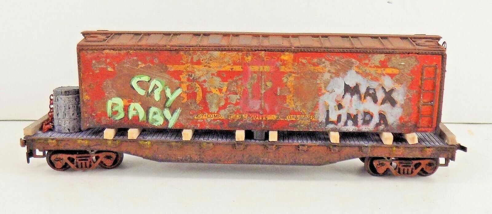 HO FLAT CAR BOX CAR CUSTOM LOAD GRAFETTI COLLECTIBLE DISTRESSED DIRTY ...