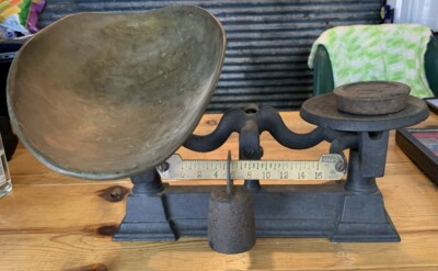 VINTAGE CAST IRON GENERAL STORE BALANCE SCALES, 1 WEIGHT, & SCOOP ...