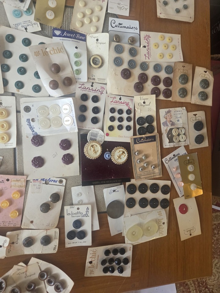 Lot of Over 200 Vintage Buttons on Cards (2 + lbs) Please Read | eBay