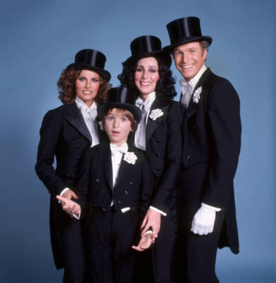 Raquel Welch, Tatum O'Neal, Cher And Wayne Rogers In Cher 1975 OLD TV ...