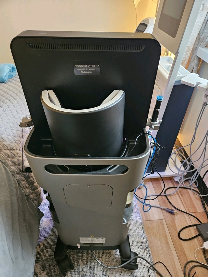 Syndeo Hydrafacial 2022 gently used, comes with Elipsa LightStim ...