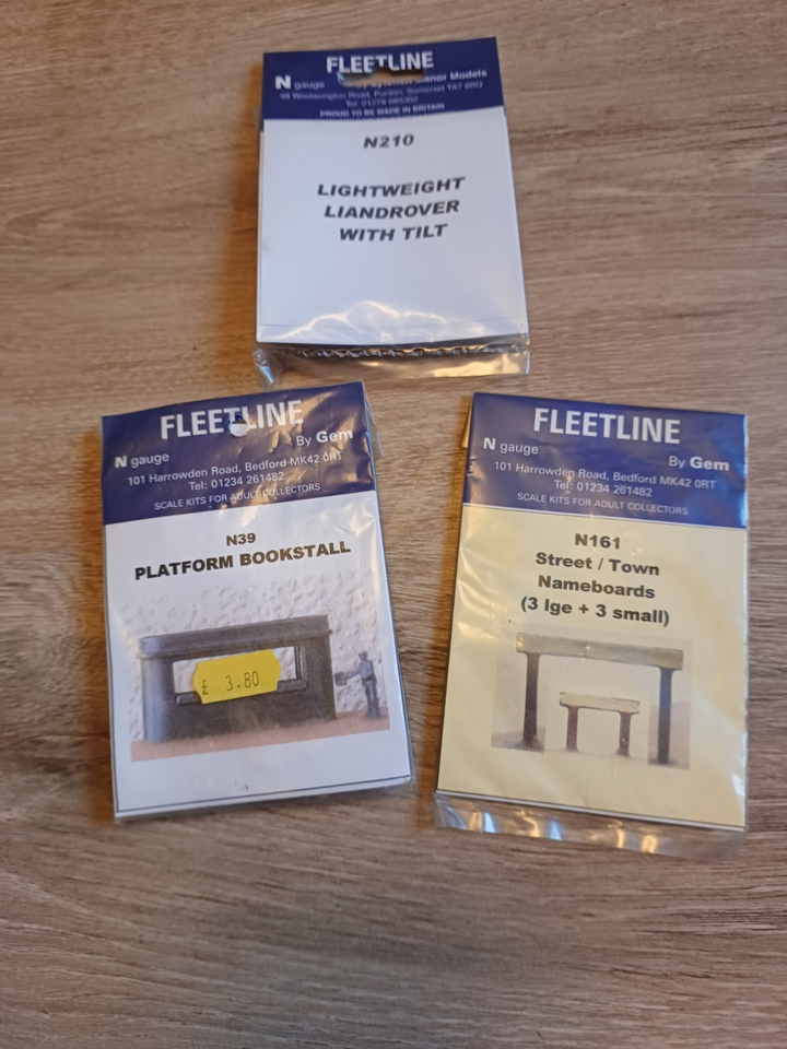 N Gauge DIECAST Vehicles x 4, 3 + 3 Sign Nameboards & 1 x Platform Book Stall | eBay UK