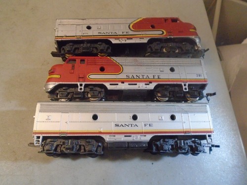 2 SANTA FE POWERED A UNITS 1 DUMMY B UNIT ALL NEED TLC NOT RUNNING HO ...