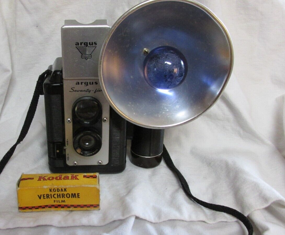 VINTAGE 1950s ARGUS SEVENTY FIVE CAMERA WITH FLASH & BULB & EMPTY FILM ...