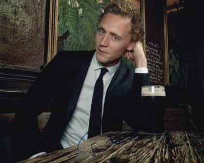 TOM HIDDLESTON signed Autogramm 20x25cm AVENGERS in Person autograph ...