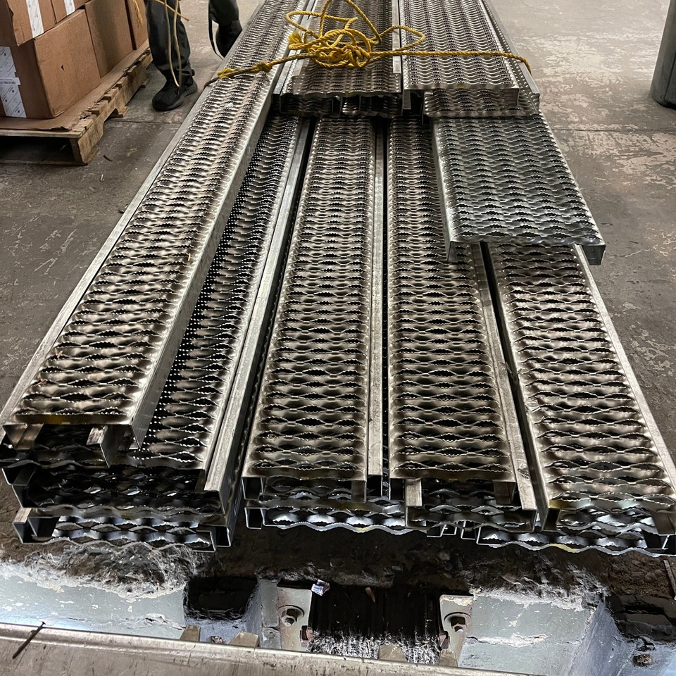 GRAINGER 8’ Section Anti-slip Channel w/ Serrated Grip Strut / Tread ...