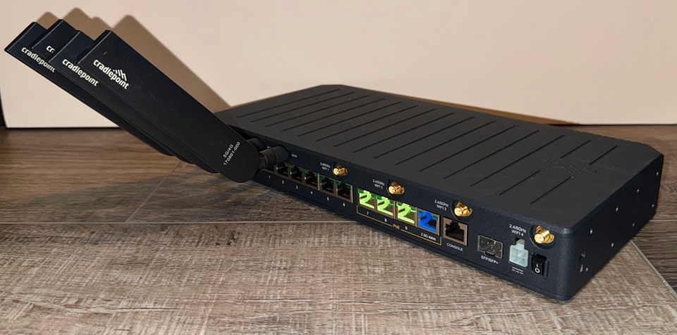 Cradlepoint E3000-C18B Router + 4G/5G Antennas | Light Cosmetic ...